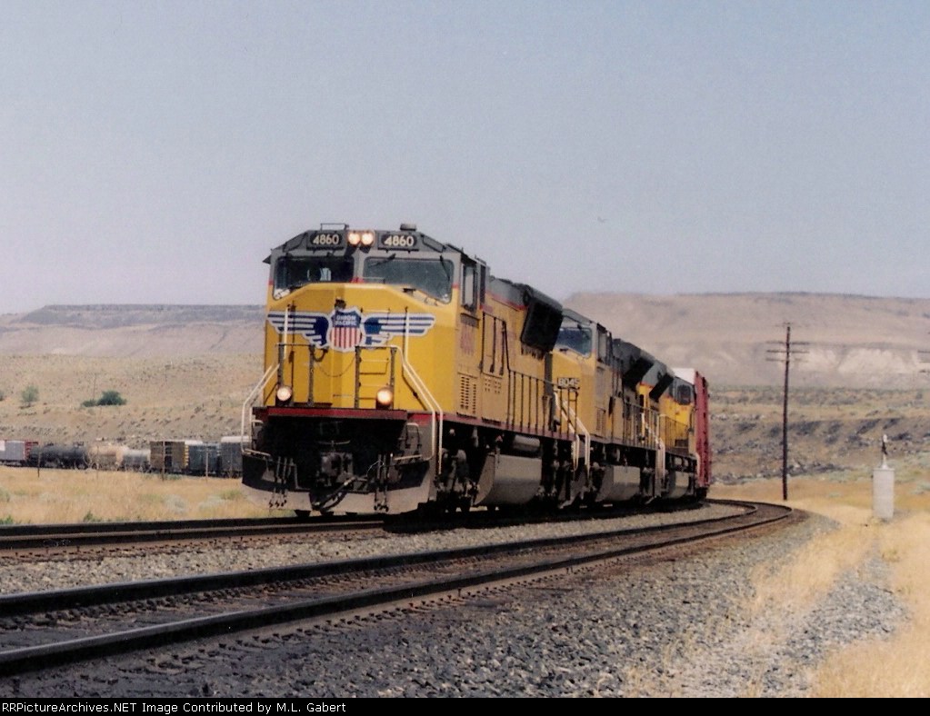 UP 4860 rounds the curve at King Hill
